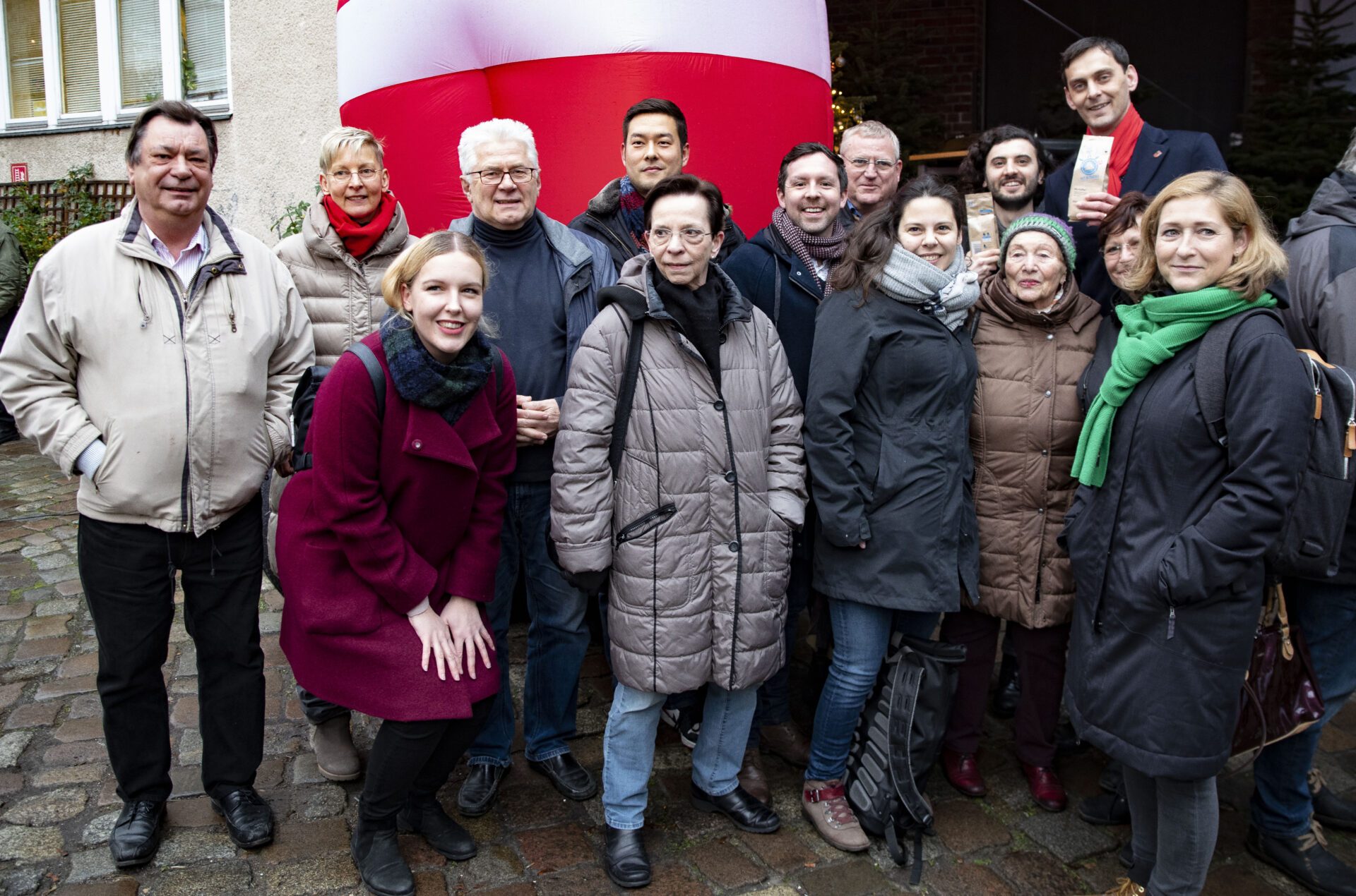 Neukölln hält zusammen – Martin Hikel ging Kaffeewette für Kubus ein ...